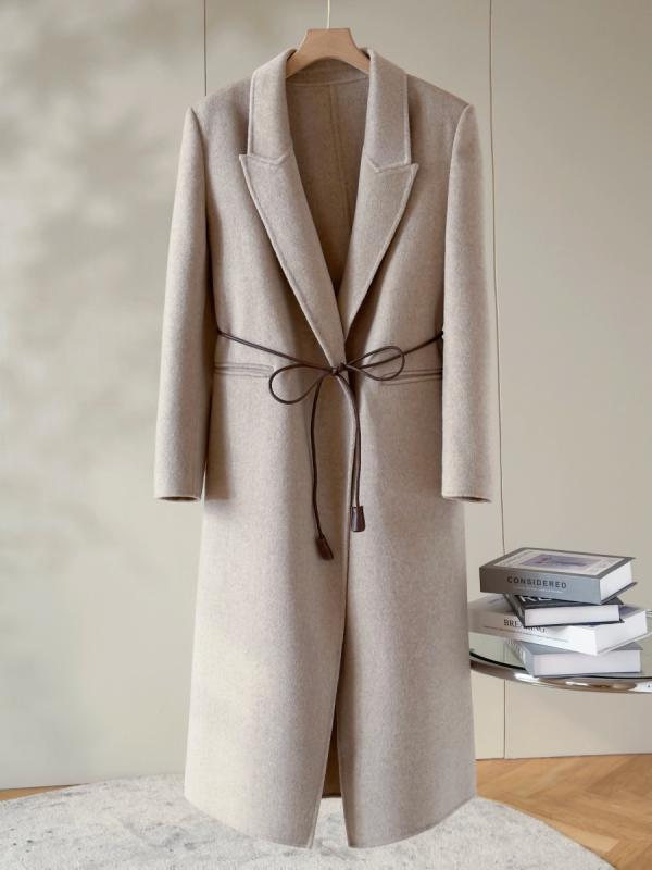 ・素材: ウール70-80%、テンセル・柄: 無地・厚み: 厚手・シルエット: 標準・丈: ロング丈(100cm超)・襟: ラペル・袖丈: 長袖・袖タイプ: 標準袖・色: ベージュ・サイズ: S,M・前立て: 紐・デザイン要素: ベルト