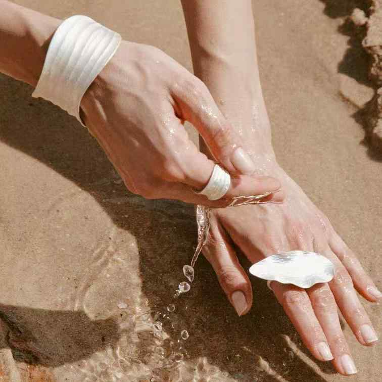 ・種類: ヒンジタイプ・素材: 真鍮メッキマットシルバー・形状: ジオメトリック形状・加工: メッキ加工・パターン: テクスチャー・デザイン要素: リング形状・スタイル: ライトラグジュアリー・スタイル分類: ファッショントゥーワーク・カテ...