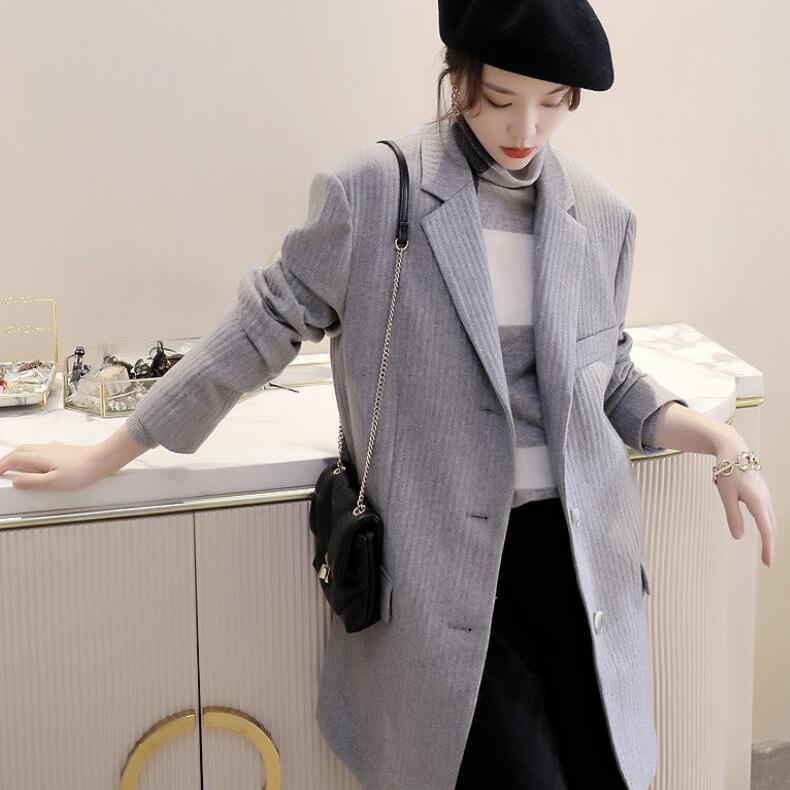 ・パターン: 無地・シルエット: ルーズ・襟型: ラペル・袖丈: 長袖・袖型: 通常袖・加工: プリント/染色・生地: ウール・副生地成分: リヨセル・色: グレー・サイズ: 36/S,38/M・対象: 女性