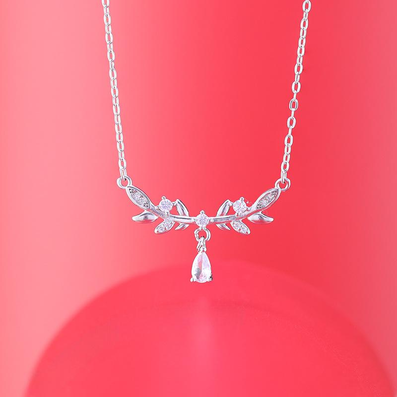 ・素材: シルバー・加工: ジルコニアインレイ・デザイン: 花柄・チェーン形状: 十字・長さ: 41cm-50cm・カラー: ホワイトゴールド・純度: 純銀・重量: 約2.2g・対象: 女性用