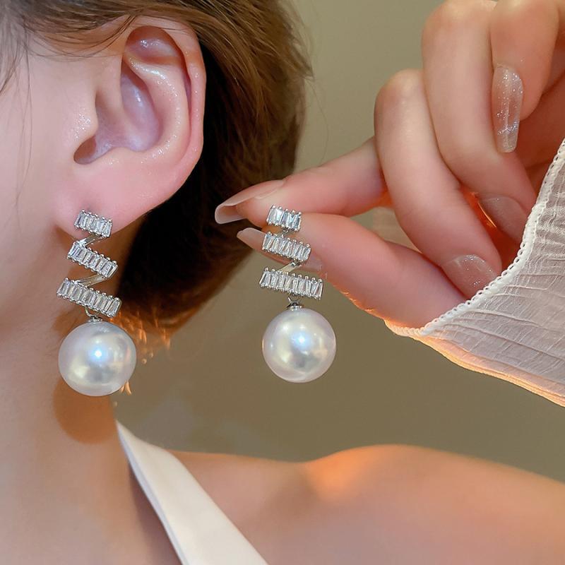 ・形状: ジオメトリック・加工: ラインストーン・色: シルバー・流行要素: 円形・スタイル: シンプル・スタイル分類: ファッション通勤・種類: 耳飾り・対象: 女性・流行要素分類: ジオメトリック