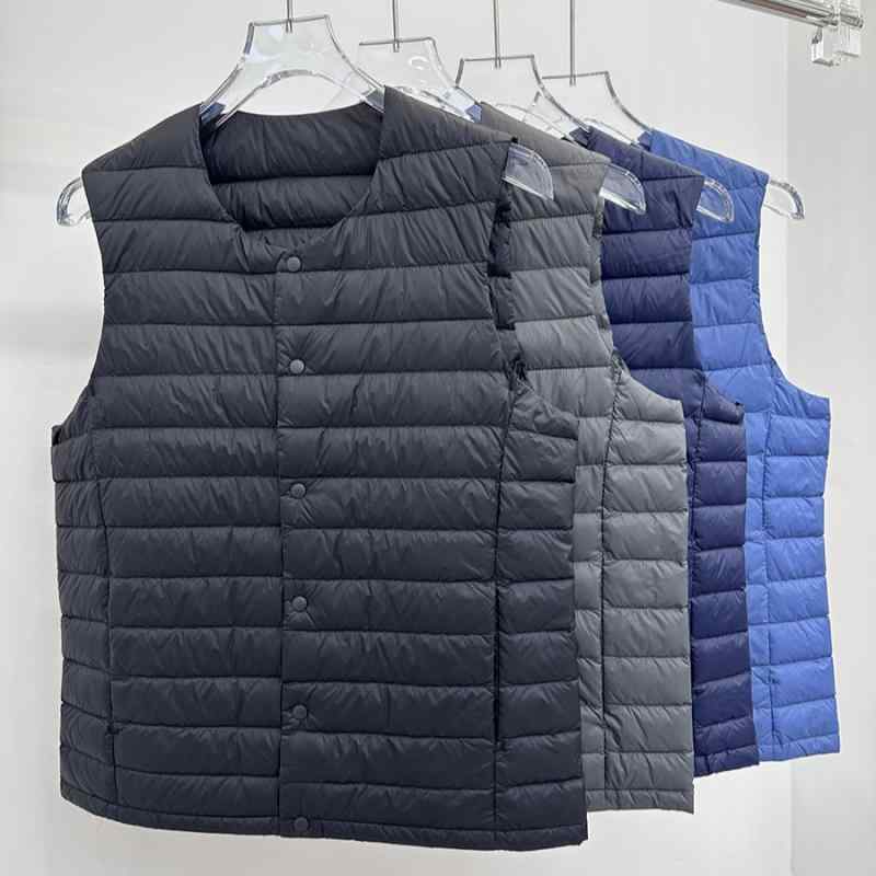 ・性別: 男性・対象年齢: 35-60歳・スタイル: 通勤・タイプ: ダウンベスト・シルエット: スリムフィット・厚み: 薄手・柄: 無地・前立て: シングルボタン・フード: なし・ネックライン: ラウンドネック・表地: ポリエステル100...