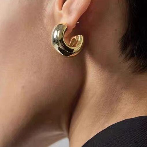 ・素材: 銅・形状: 幾何型・加工: メッキ・色: 18Kゴールド大号,シルバー大号,18Kゴールド小号,シルバー小号・流行要素: 円形・スタイル: 軽奢風・スタイル分類: ファッショントゥーコミュート・種類: 耳飾・対象: 女性用・流行要...