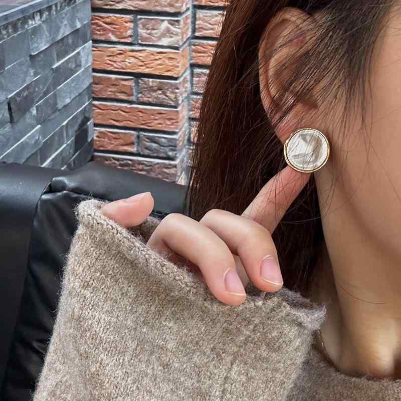 ・素材: 合金・形状: 幾何型・加工: メッキ・色: ホワイト+ゴールド,ゴールド+ブラック,ホワイト+レッド・デザイン要素: 円形,幾何・スタイル: スイートクール・対象: 女性