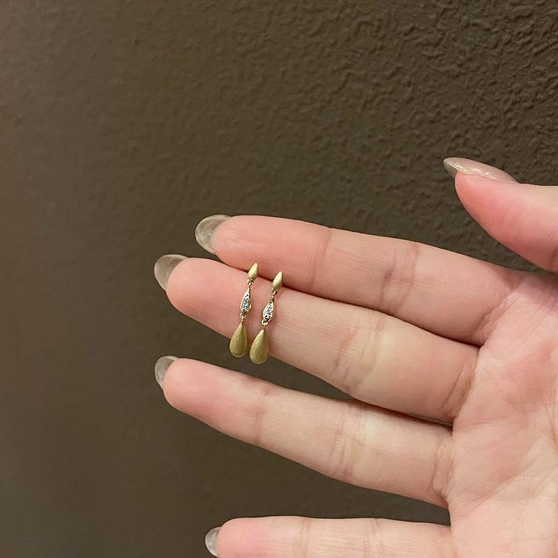 ・素材: 925シルバー・色: ゴールド・形状: 水滴型・加工: ダイヤモンドインレイ・スタイル: ライトラグジュアリー・対象: 女性用