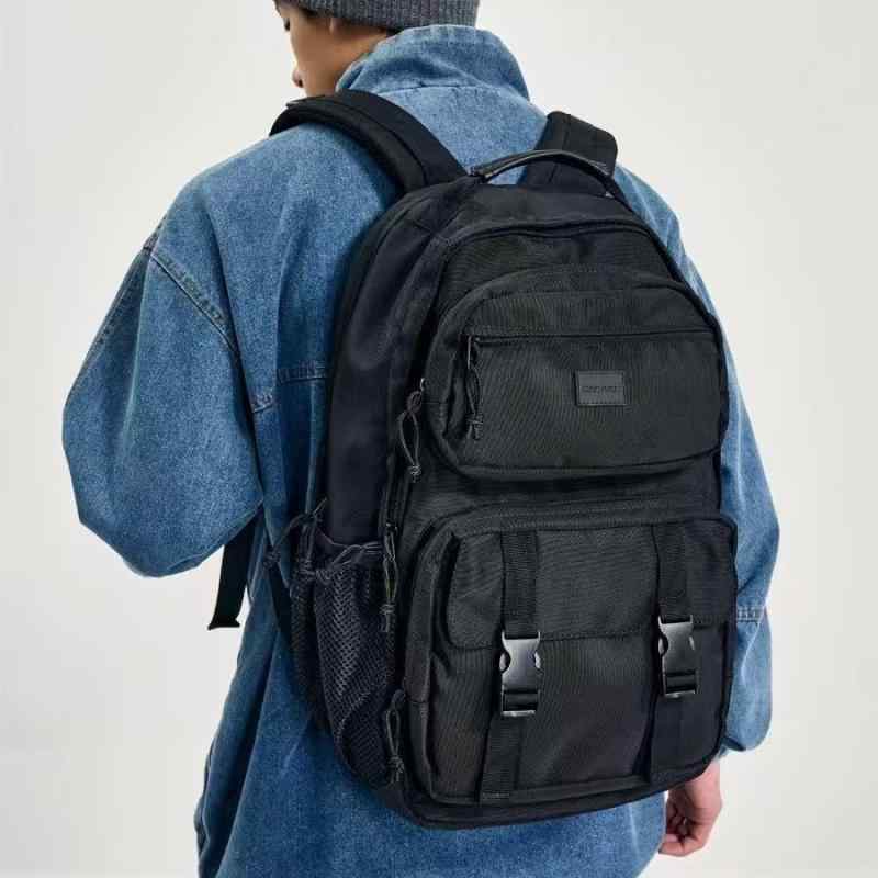 ・色: 黒・対象: 男女共用・素材: ナイロン・スタイル: シンプル・容量: 20-35L・機能: 防水・PC収納サイズ: 40.64cm・柄: 無地・裏地素材: ポリエステル