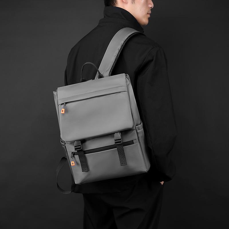 ・色: ブラック,グレー,ブルー・素材: オックスフォード布・容量: 20-35L・機能: 防水・PC収納サイズ: 35.56cm・柄: 無地・裏地: ポリエステル・ディテール: ステッチ,バックル・背負い: クッションストラップ