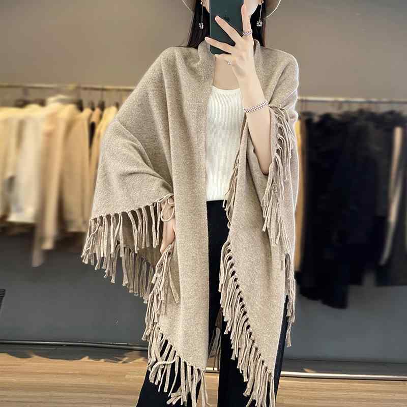 ・適用性別: 女性・素材: ウール・成分含量: 96%以上・色: ベージュ,キャメル,グレー,モカ,レッド,ブラック・長さ: 均一・幅: 90cm・編み方: 経編・パターン: 無地・機能: 保温・款式: プルオーバーケープ・スタイル: OL...