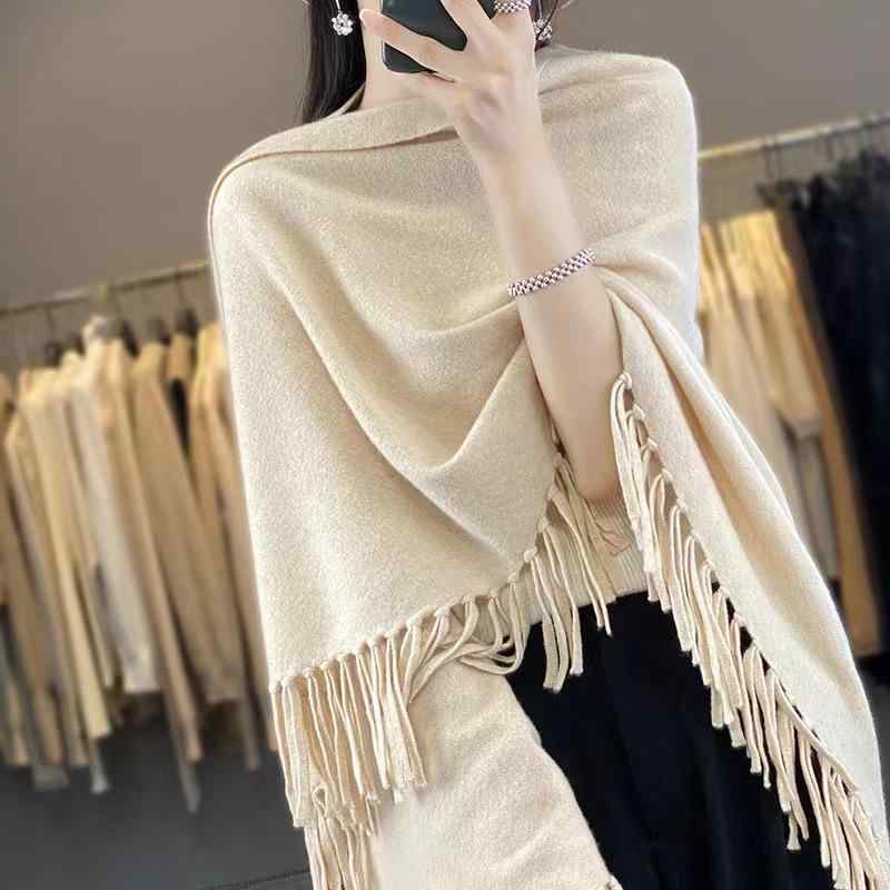 ・性別: 女性・素材: ウール・成分: ウール100%・色: ブラック,ベージュ,キャメル,グレー,モカ,赤・サイズ: フリー・幅: 85cm・編み方: 経編・柄: 無地・機能: 保温・加工: タイダイ・流行要素: フリンジ・タイプ: 三角...