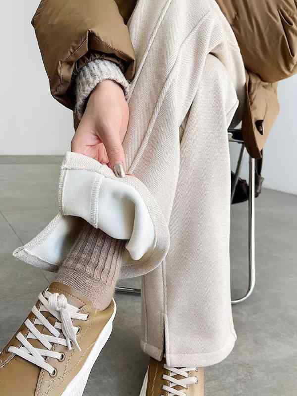 ・主素材: ポリエステル・主素材含有率: 80-90%・副素材: レーヨン・副素材含有率: 30%以下・パンツ形状: ストレート・丈: ロング・ウエスト: ハイウエスト・厚み: 厚手・デザイン要素: スリット・スタイル: カジュアル・伸縮性...