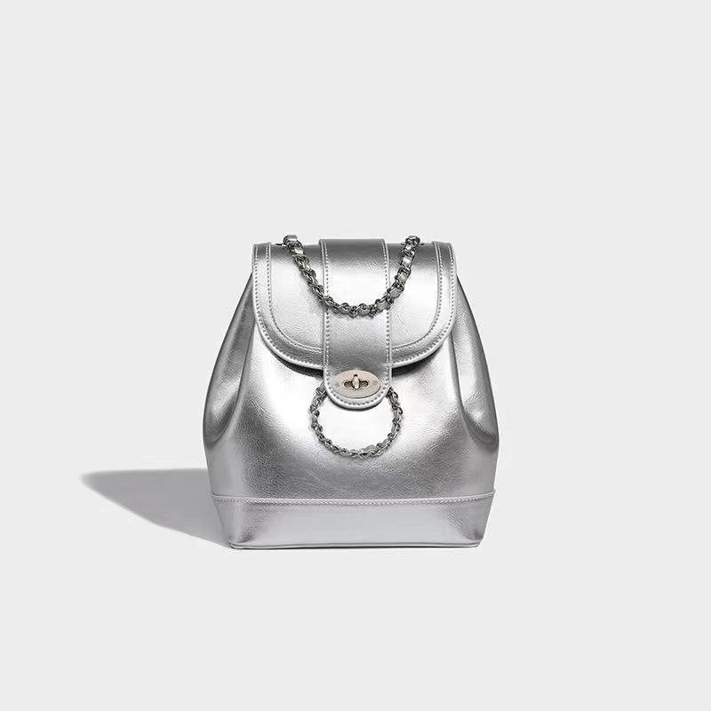 ・カラー: シルバー,ブラックゴールドチェーン,ホワイトブラック,ワインレッド,ブラックシルバーチェーン・素材: 合成皮革・装飾: チェーン,スプライス・裏地: 合成革・開閉: ドローコードバックル・内部構造: ジッパー隠し袋,携帯袋,カー...