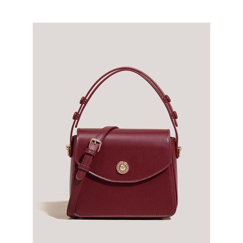 ・カラー: 赤、黒、ベージュ・素材: PU・タイプ: ショルダーバッグ・サイズ: 小・形状: 横型方形・開閉: 蓋式・内部構造: カードポケット・硬さ: 中・ストラップ数: 1本・裏地: ポリエステル