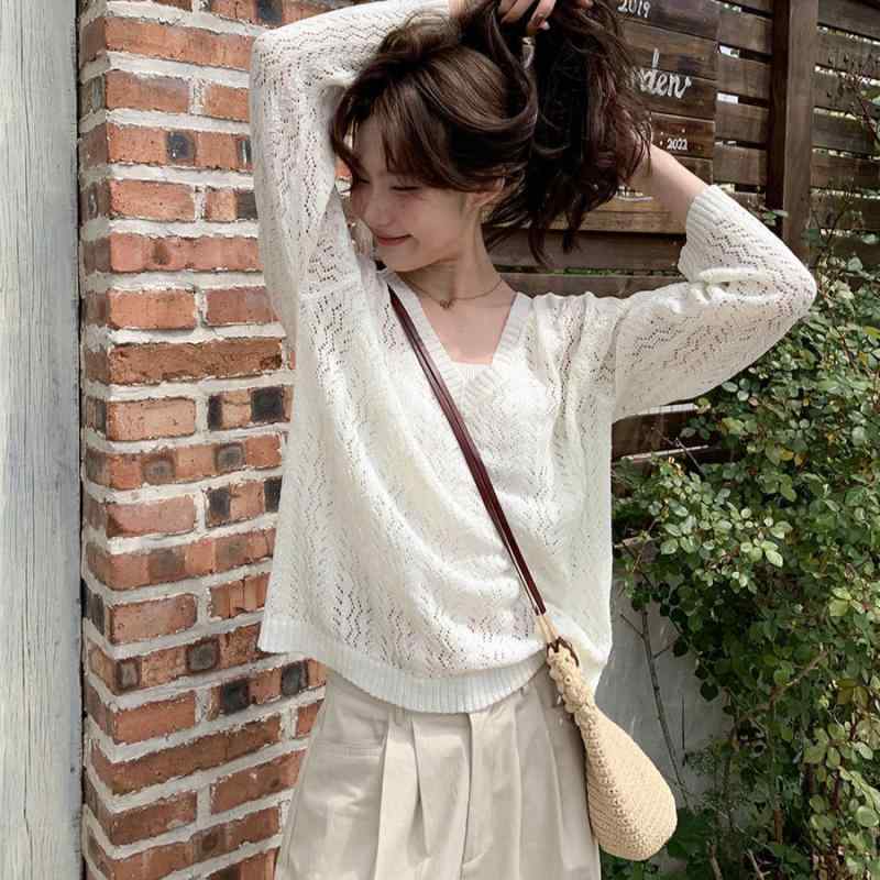 ・素材: コットン 30%以下、ポリエステル 30%以下・柄: 無地・厚み: 薄手・着用方法: プルオーバー・フィット: ルーズ・袖タイプ: 標準袖・袖丈: 長袖・ネック: Vネック・ディテール: カットアウト・丈: 普通 50-65cm・...