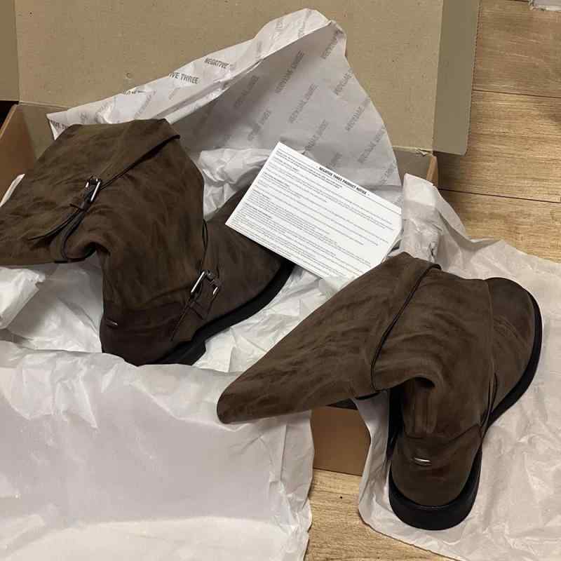 ・対象性別: 女性・スタイル: カジュアル・トゥ形状: ラウンドトゥ・ヒール形状: チャンキーヒール・ヒール高: 3-5cm・ブーツスタイル: ライダーブーツ・デザイン要素: ベルトバックル・機能: 耐摩耗・筒丈: ミッドカーフ・厚み: 普...