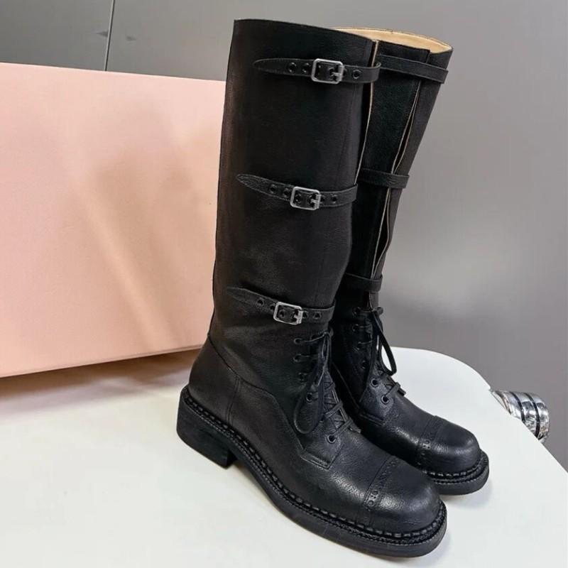 ・対象性別: 女性・スタイル: レトロ・トゥ形状: ラウンドトゥ・ヒール形状: チャンキーヒール・ヒール高: 3-5cm・ブーツタイプ: ナイトブーツ・流行要素: ステッチ、ベルトバックル・機能: 通気、防滑、保暖・筒高: ハイカット・厚み...