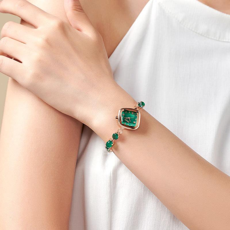 ・表示タイプ: 針・対象: 女性・スタイル: カジュアル・防水性能: 30m・ムーブメント種類: 石英・ムーブメントブランド: ミヨタ・厚さ: 8mm・文字盤サイズ: 20×26.5mm・竜頭タイプ: ねじ込み式・風防素材: 強化ミネラルガ...