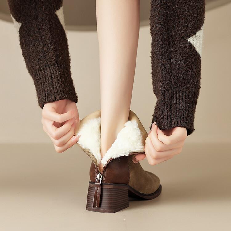 ・ソール素材: 牛筋・アッパー高さ: ハイカット・トゥ形状: スクエアトゥ・ヒール形状: チャンキーヒール・ライニング素材: 羊羔毛・開口深さ: ディープカット・スタイル: カジュアル・パターン: 無地・着脱方法: リアジップ・ソール製法:...