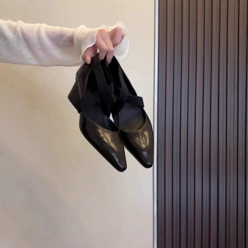 ・トゥ形状: ポイントトゥ・上部素材: 羊革・スタイル: シンプル・対象性別: 女性・革質特徴: 艶出し加工・ヒール高さ: 3-6cm・パターン: 無地・適合季節: 春夏秋・カラー: ブラック・サイズ: 35,36,37,38,39,40・...