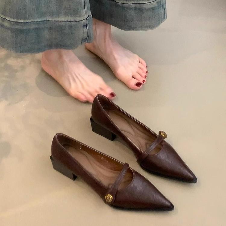 ・つま先形状: ポインテッドトゥ・アッパー素材: PU・スタイル: レトロ・対象性別: 女性・ヒール高: 3-5cm・パターン: 無地・色: ブラウン,ブラック・サイズ: 35,36,37,38,39,40・商品カテゴリ: メアリージェーン...