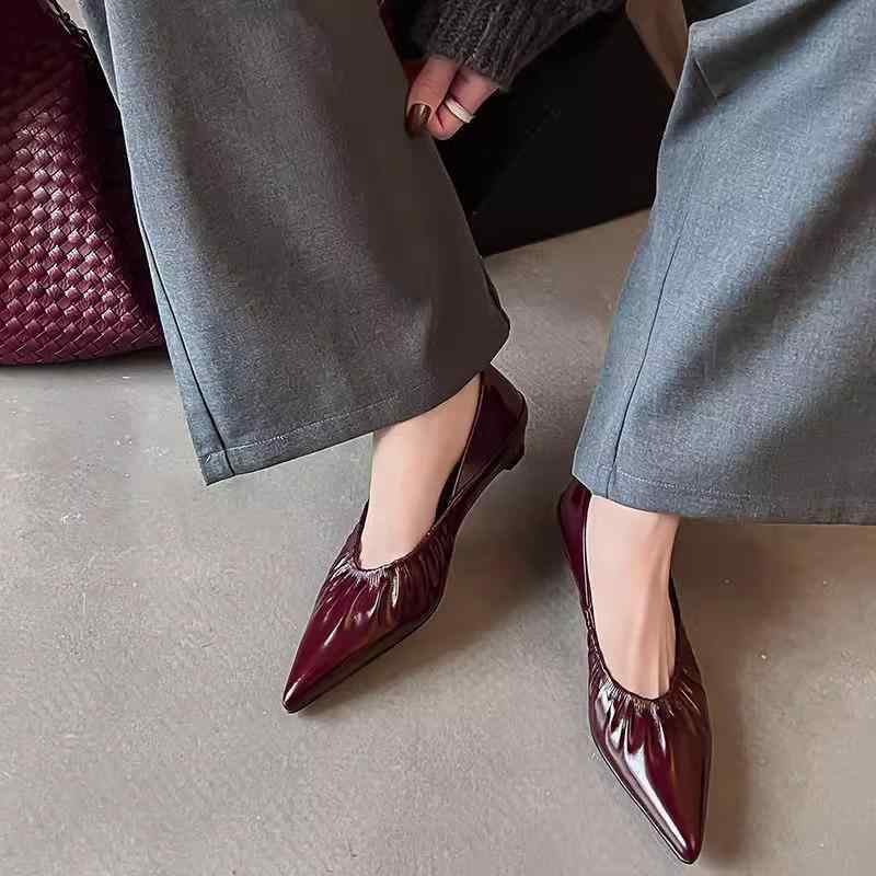 ・つま先形状: 尖頭・スタイル: シンプル・対象性別: 女性・革質: 羊革・ヒール高: 低ヒール(3cm未満)・パターン: 無地・色: 赤、黒、白・サイズ: 34,35,36,37,38,39,40・ソール素材: ラバー・ライニング素材: ...