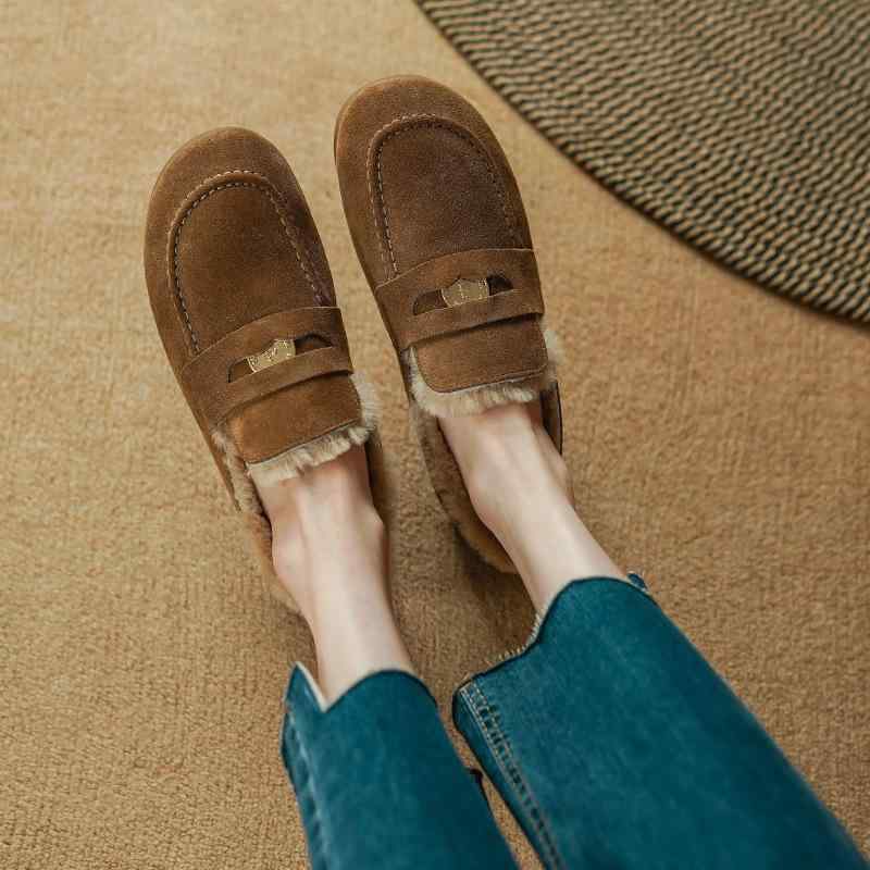 ・適合季節: 冬、秋・ヒール高: 1-3cm・柄: 無地・トゥ形状: ラウンドトゥ・装飾: メタル・対象性別: 女性・アッパー素材: スエード・スタイル: 韓国風・ソール素材: ラバー・ライニング素材: ラムウール・靴高: ロートップ・ヒー...