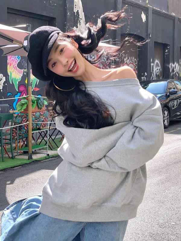 ・パターン: 無地・デザイン: 斜肩・フィット: ルーズ・袖丈: 長袖・袖型: ストレート・襟型: 斜め襟・厚み: 中厚・装飾: シークイン・加工: プリント・生地: CVC・成分: コットン100%・カラー: グレー・重量: 420g・サ...