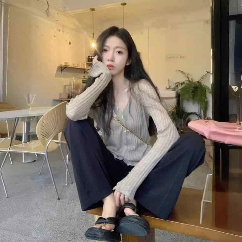 ・生地: ニット・柄: 無地・厚さ: 中厚・セット: 単品・タイプ: 開襟・シルエット: スリム・袖: 長袖・袖型: 標準袖・襟: Vネック・ディテール: リブ・着丈: 普通(50cm<着丈≤65cm)・加工: ノーアイロン・色: オ...