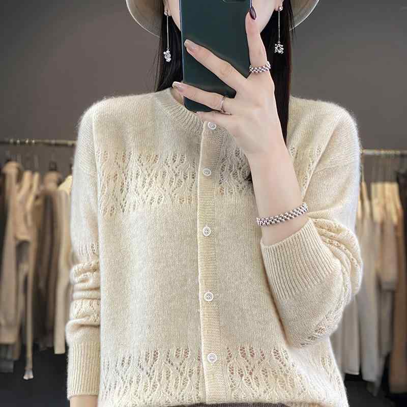 ・タイプ: 開き・シルエット: 標準・着丈: 普通 (50-65cm)・襟型: 丸襟・袖型: 標準袖・袖丈: 長袖・厚み: 中厚・デザイン: クロシェ・加工: エンボス・カラー: ベージュ,キャメル,ライトブルー,アボカドグリーン,ラズベリ...