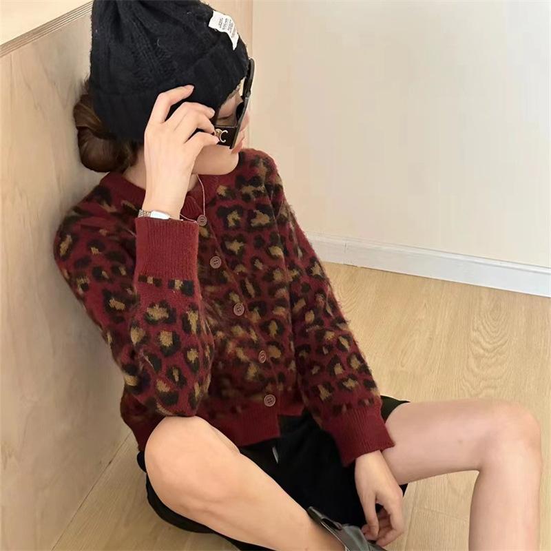 ・素材: ポリエステル50-70%、スパンデックス30-50%・柄: レオパード・厚み: 中厚・タイプ: カーディガン・シルエット: スタンダード・袖丈: 長袖・袖タイプ: 標準袖・ネック: クルーネック・前立て: シングルボタン・着丈: ...