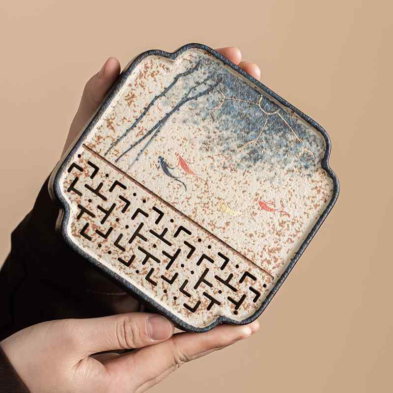 ・素材: 磁器・重量: 約500g・スタイル: 中華風・サイズ: 13.6×13.6cm・デザイン: 青花火石紅手描き描金荷韻 四方全瓷貯水壺承 簡装