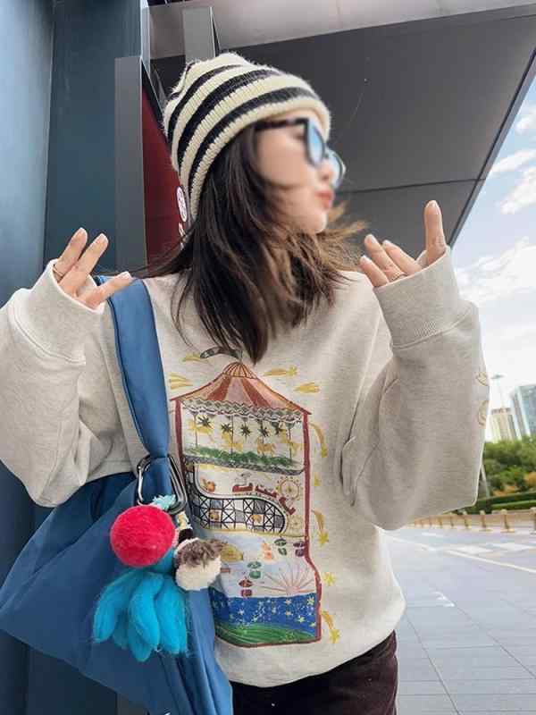 ・柄: 植物花柄・スタイル: プルオーバー・シルエット: ルーズ・着丈: 50-65cm・袖丈: 長袖・袖型: 通常・襟型: クルーネック・厚み: 中厚・加工: プリント・素材: コットン・成分: コットン95%以上・カラー: ライトグレー...