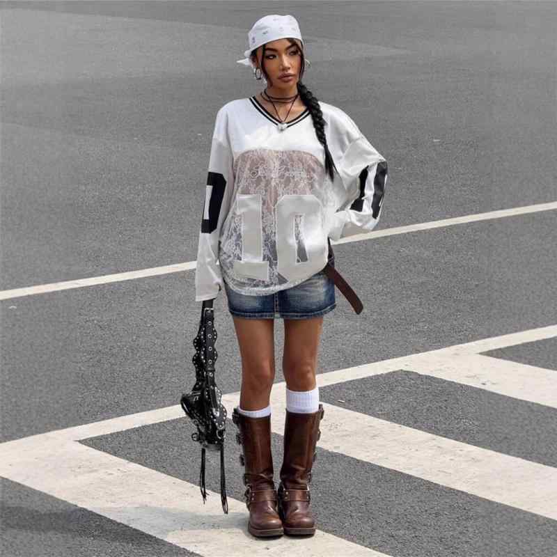 ・柄: プリント・スタイル: プルオーバー・フィット: ルーズ・着丈: ミドル (50-65cm)・袖丈: 9分袖・袖型: 通常袖・襟型: Vネック・厚み: 中厚・ディテール: レース・加工: プリント,ステッチ・素材: ポリエステル・成分...