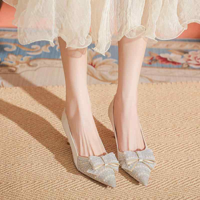 ・トゥ形状: ポインテッドトゥ・アッパー素材: サテン・対象性別: 女性・ヒール高: 6-8cm・パターン: 無地・色: ベージュ,ワインレッド・サイズ: 34,35,36,37,38,39・アウトソール素材: ラバー・ライニング素材: 合...