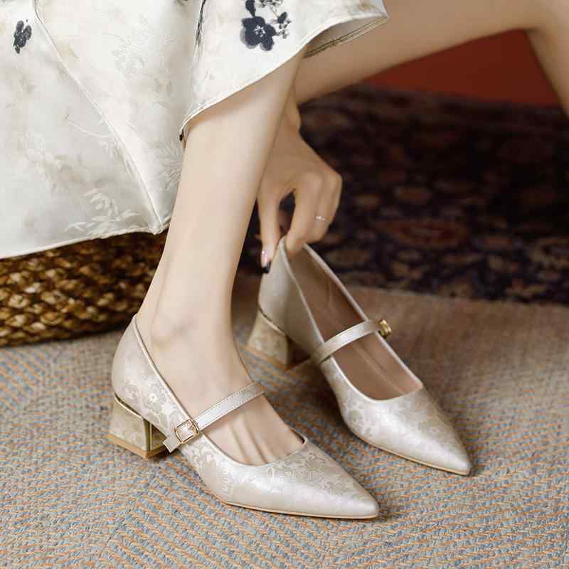 ・つま先形状: ポインテッドトゥ・アッパー素材: 合成皮革・スタイル: シンプル・対象性別: 女性・ヒール高: 3-6cm・パターン: 無地・適合季節: 春夏秋冬・カラー: 杏・サイズ: 34,35,36,37,38,39,40・ソール素材...