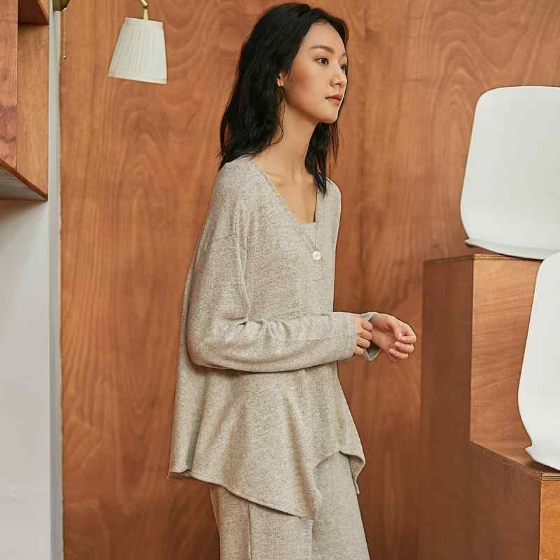 ・素材: ポリエステル・主素材成分: ポリエステル・主素材成分含有率: 50%以上70%未満・厚み: 中厚・生地重量: 181-200g/平方メートル・襟型: Vネック・袖丈: 長袖・パンツ丈: ロングパンツ・機能: カジュアル、ホームウェ...