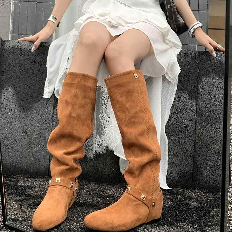 ・対象性別: 女性・スタイル: シンプル・トゥ形状: ラウンドトゥ・ヒール形状: ウェッジヒール・ヒール高: 3-5cm・筒高: ハイカット・厚み: 標準・着用方法: スリッポン・パターン: ストライプ・アッパー素材: スエード・ソール素材...