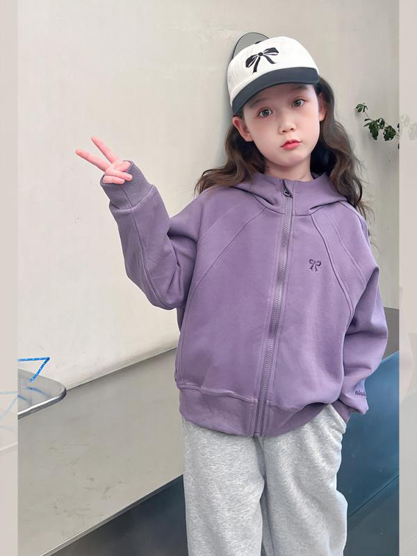 ・対象性別: 女・対象年齢: 中大童(8歳以上、140cm以上)・スタイル: 韓国風・パターン: 無地・厚み: 普通・フード: あり(着脱不可)・要素: スポーツ・袖丈: 長袖・表地: コットン60.1%・裏地: ポリエステル95.3%・開...