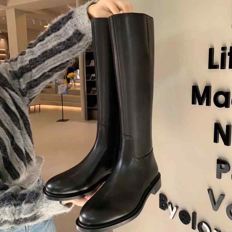 ・適用性別: 女性・スタイル: ブリティッシュ・トゥ形状: ラウンドトゥ・ヒール形状: チャンキーヒール・ヒール高: 3-5cm・筒丈: ロングブーツ・厚み: 普通・着用方法: スリッポン・パターン: 無地・適合シーズン: 秋冬・アッパー素...