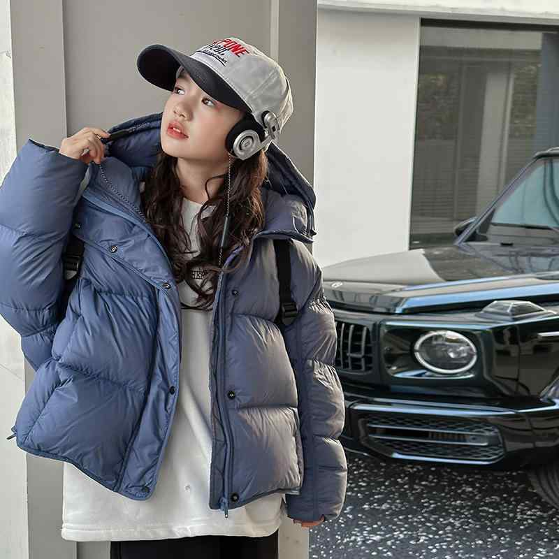 ・対象性別: 女児・対象年齢: 中学生以上大生(8歳以上、140cm以上)・詰め物: ホワイトダックダウン・パターン: 無地・ダウン含有率: 86%~90%・生地加工: 柔軟処理・フード: あり・スタイル: ダウンジャケット・着丈: ショー...