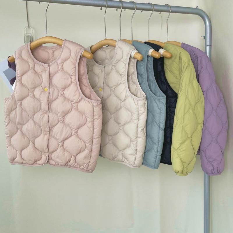 ・性別: ユニセックス・充填材: 白ダックダウン・ダウン含有率: 86%～90%・スタイル: カジュアル・柄: 無地、ドット・生地加工: 柔軟処理・タイプ: ダウン馬甲・着丈: ショート・シルエット: ストレート・糸処理: 修剪済み・表地:...