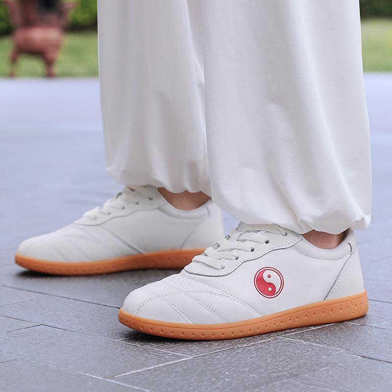 ・着用方法: 前紐・機能: 通気性,防滑性,耐摩耗性,吸汗性・厚さ: 薄手・裏地素材: メッシュ・適した場所: プラスチック,フローリング,ハードコート・対象年齢: 成人・対象性別: 男女兼用・柄: 無地・アウトソール素材: 牛筋底・シュー...