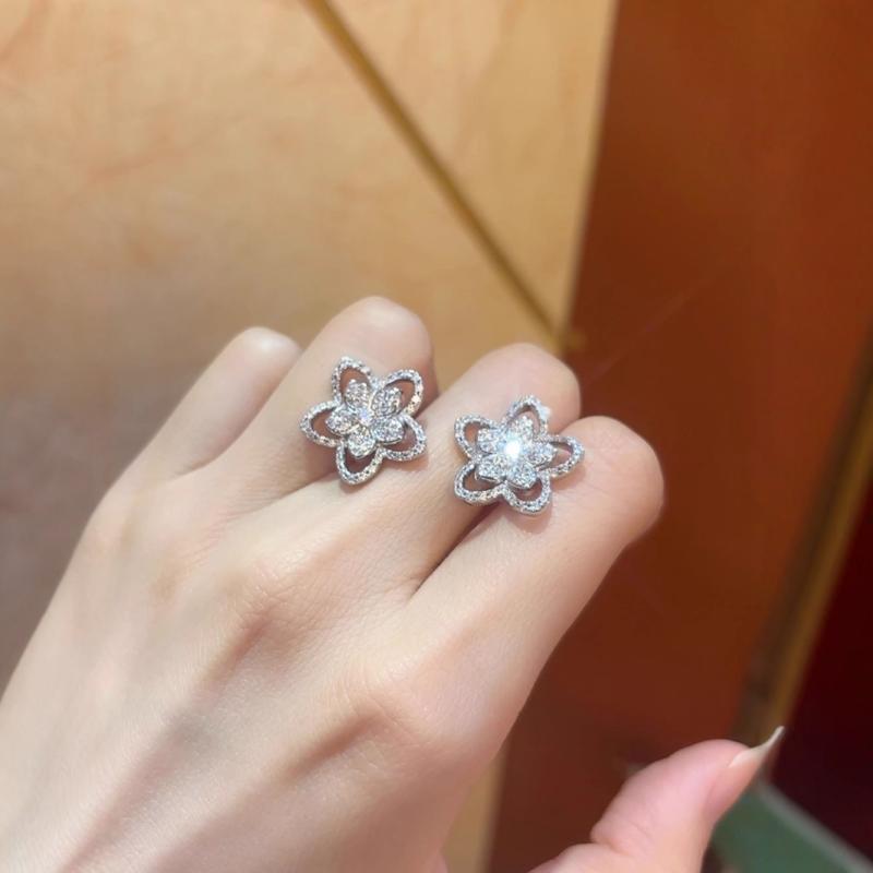 ・素材: シルバー・加工: ダイヤモンドインレイ・形状: 花モチーフ・色: ホワイトゴールド・モチーフ: バラ,花,小スズラン,花弁,桃花・スタイル: 小香風・素材純度: 925シルバー・スタイル分類: 清新甘美・カテゴリ: 耳飾・対象: ...