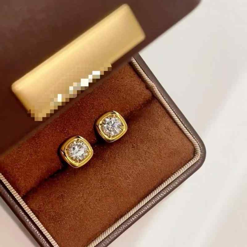 ・素材: シルバー・加工: 電鍍・形状: 幾何型・色: ゴールド・純度: 925シルバー・スタイル: シンプル・耳針素材: 925シルバー・スタイル分類: ファッション通勤・商品カテゴリ: 耳飾り・対象: 女性用・流行要素: 四角形・流行要...