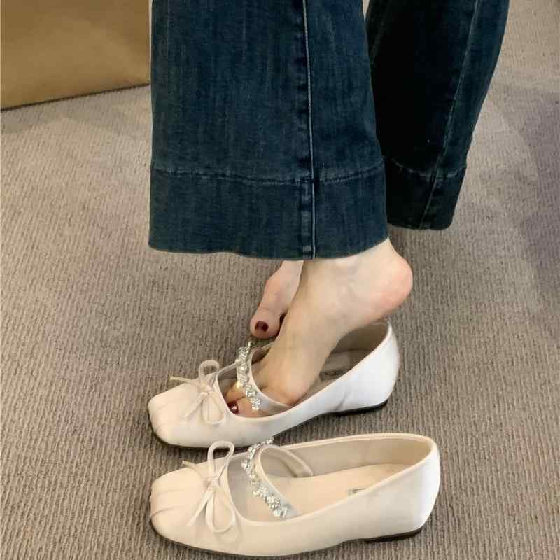 ・スタイル: スイート・デザイン要素: リボン・トゥ形状: ラウンドトゥ・アッパー素材: サテン・レザー特徴: スムースレザー・対象性別: 女性・ヒール高: 3-5cm・パターン: 無地・適合季節: オールシーズン・カラー: グレー,杏色,...