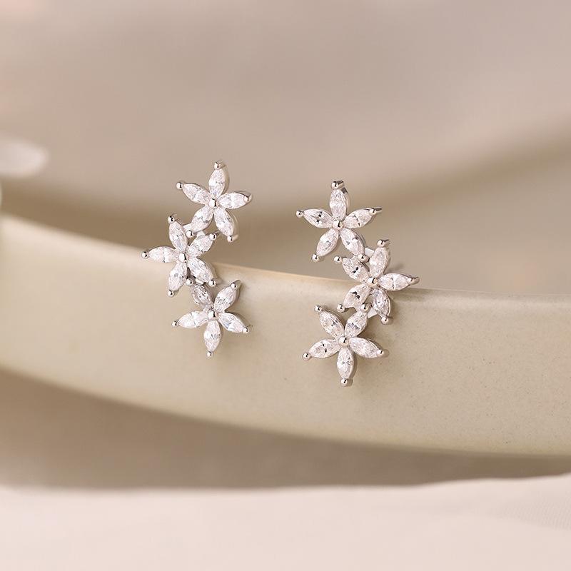 ・素材: 925シルバー・加工: メッキ・形状: フラワーモチーフ・色: ホワイトゴールド・スタイル: キュート・対象: 女性