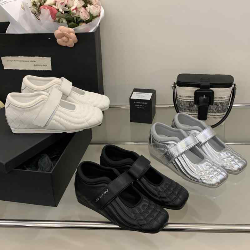 ・性別: 女性・スタイル: 韓国風・適合季節: 四季・アッパー素材: マイクロファイバー・デザイン要素: 切抜き・トゥ形状: スクエアトゥ・ヒール高: 1-3cm・カラー: ブラック, オフホワイト, シルバー・サイズ: 35,36,37,...