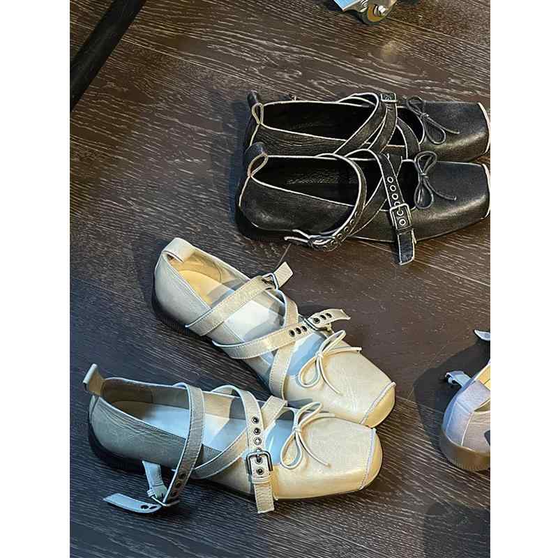 ・トゥ形状: スクエアトゥ・アッパー素材: 牛革・スタイル: プリンセス・対象性別: 女性・革特徴: 牛二層革・ヒール高: 1-3cm・パターン: 無地・カラー: 黒、白・サイズ: 35,36,37,38,39,40・ソール素材: ラバー・...