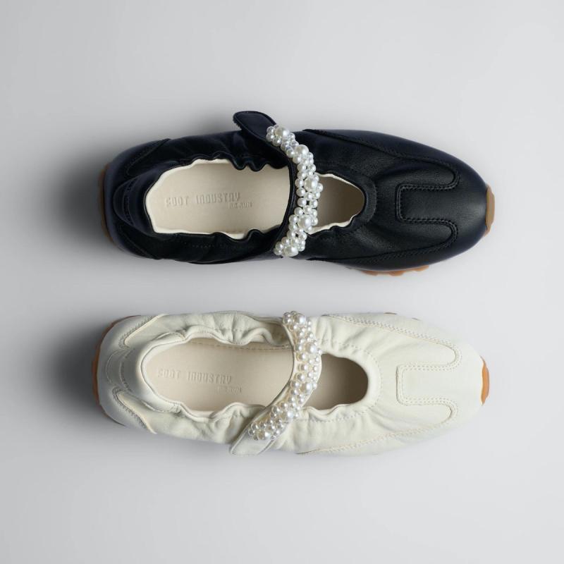 ・スタイル: 甘美風・靴先形状: 丸トゥ・靴面素材: 牛革・革質特徴: ソフトレザー・対象性別: 女性・ヒール高: 3-5cm・パターン: 無地・色: ブラック・サイズ: 35,36,37,38,39,40・アウトソール素材: ゴム・ライニ...