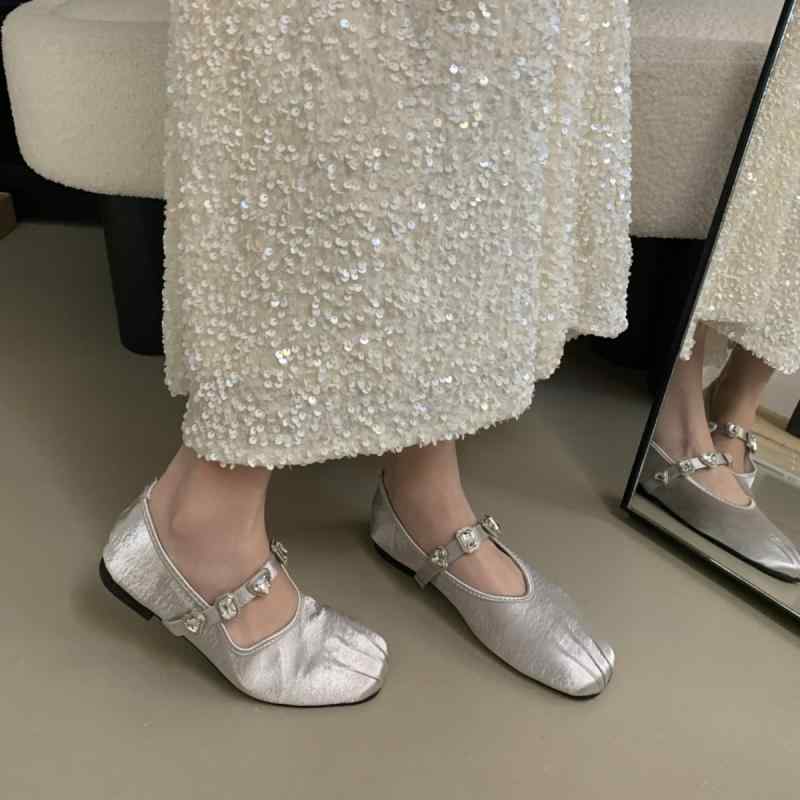 ・トゥ形状: スクエア・アッパー素材: サテン・スタイル: 韓国風・対象性別: 女性・パターン: 無地・カラー: ブラック,ピンク,シルバー,シャンパン・サイズ: 35,36,37,38,39・ソール素材: ゴム・ライニング素材: 合成皮革...