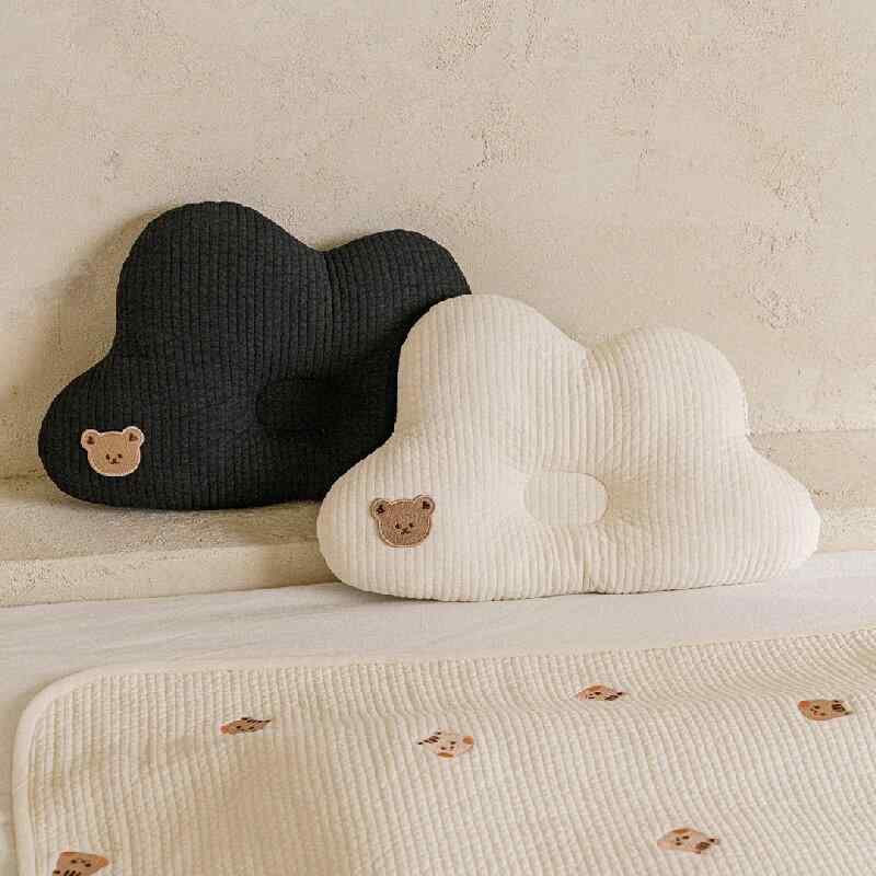 ・詰め物: 大豆繊維・枕芯生地: 綿100%・対象年齢: 1-3歳・形状: 異形・重量: 0.5kg以内・カラー: 黒雲朵熊枕,黒雲朵兔子枕,黒雲朵松鼠枕,白雲朵熊枕,白雲朵兔子枕,白雲朵松鼠枕・サイズ: 38×23cm・スタイル: 和風